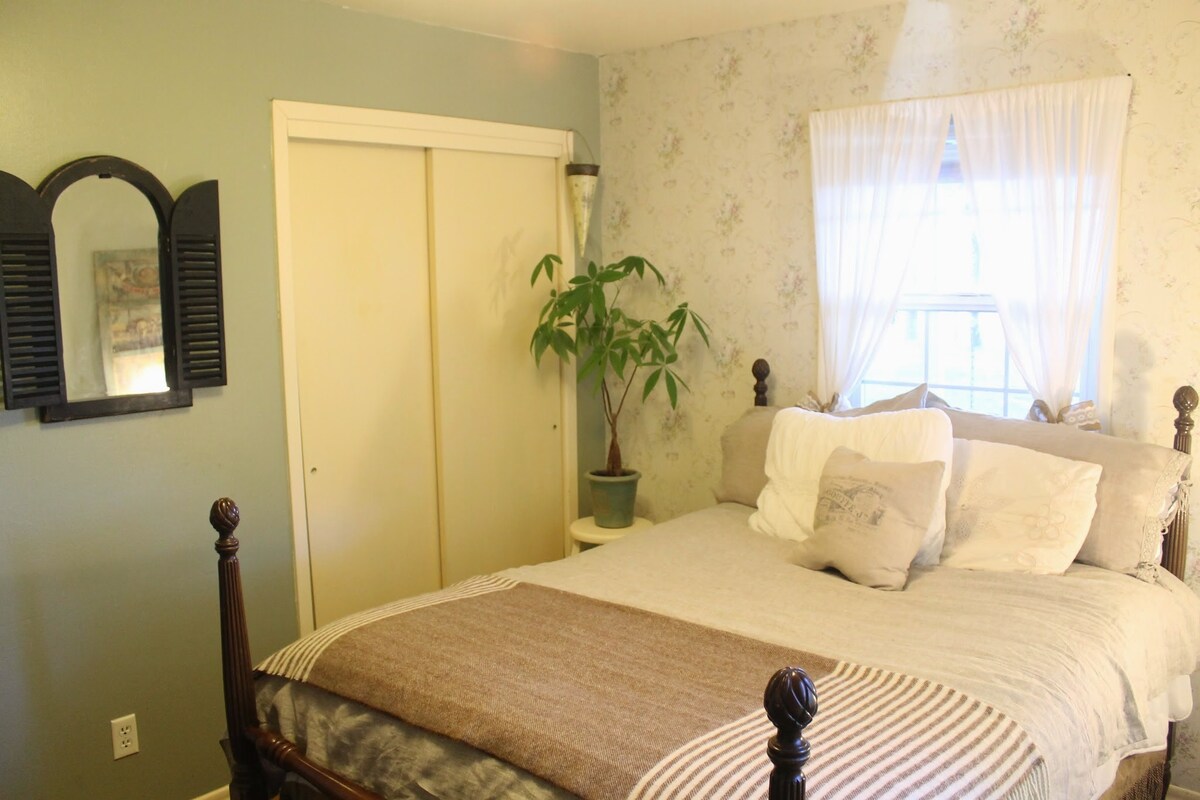 Quaint Wooded Farmhouse Getaway in Crescent City